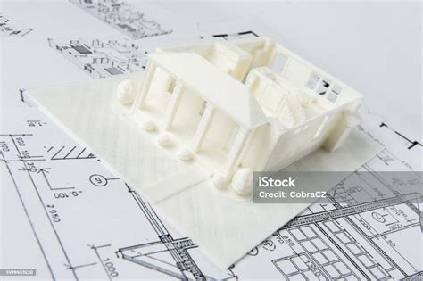 건축용fdm 기술의 흰색 필라멘트가 있는 3d 프린터에 인쇄된 패밀리 하우스 1층 모델 0명에 대한 스톡 사진 및 기타 이미지