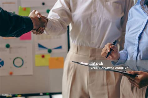 현대적인 회의실에서 고객과 악수하는 사업가 팀 리더는 그룹을 만나 서로 인사합니다 신뢰와 존중을 보여주는 악수 재무 회계 개념 30 39세에 대한 스톡 사진 및 기타 이미지