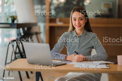 현대 사무실에서 노트북 컴퓨터와 그래프 문서 계산기에서 일하는 아시아 사업가는 재무 보고서 분석을 계획하고 있습니다 사업 계획