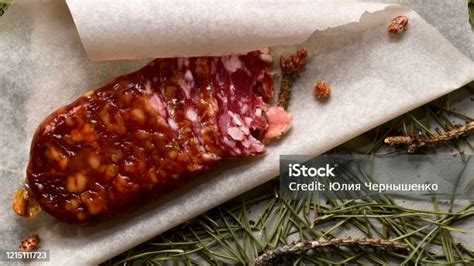 비버 고기로 만든 말린 소시지 소나무 싹 클로즈업으로 양피지에 슬라이스로 잘라 소나무 바늘로 만든 바닥 블록에 대한 스톡 사진 및 기타 이미지 Istock