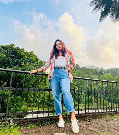 බැනලා කමෙන්ට් කරනවා නම් ඊට වඩා සතුටක් නෑ ජීවත් වෙලා ඉන්න කාලේ හොයලා බලන් නැතුව පස්සෙ කවි සිංදු