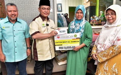 Singer Zaiton Sameon Receives Government Aid After Plight Becomes Known