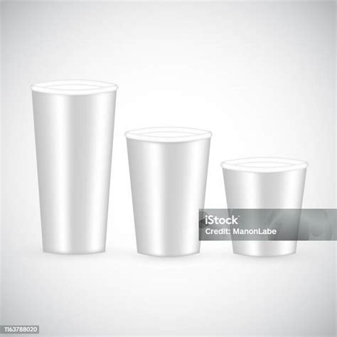 흰색으로 분리된 플라스틱 또는 종이 컵 세트 작은 중간 및 큰 크기의 사실적인 음료 용기 카페에 가거나 테이크 아웃 기호 브랜딩을 위한 공간을 복사합니다 뜨거운 커피 또는