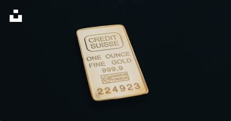 검은 표면 위에 앉아있는 금괴 사진 Unsplash의 무료 금 이미지