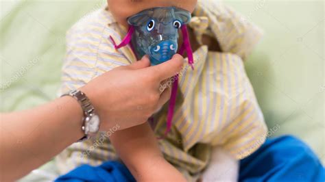 Niño Enfermo 3 Años De Edad Inhalar Medicamentos Con Máscara De