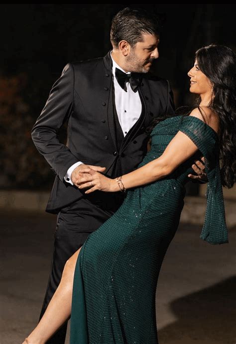 ممثل لبناني شهير يظهر بأجواء رومنسية مع زوجته وجمال الأخيرة حديث