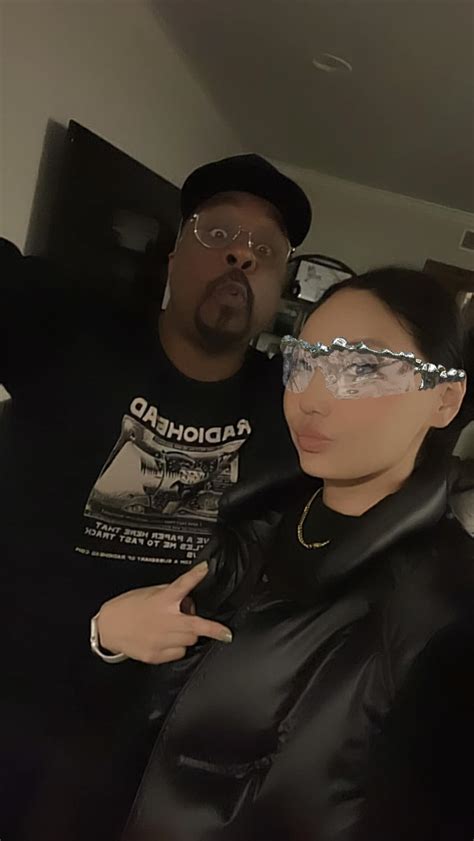 Amra 9851 км аялж ирсэнийх чадлаараа л уран бүтээлч продюсер найзуудтайгаа студио уулзалт