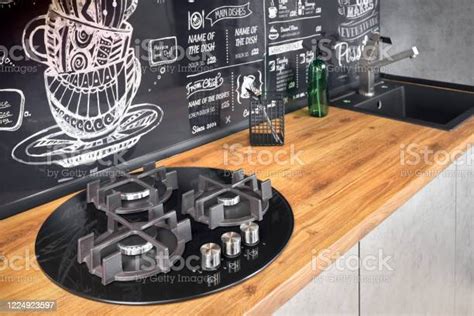 거대한 코티지 도시 소박한 로프트 스타일의 주방 인테리어와 둥근 호브나무 마감과 분필 글자 배경화 로그나이트 3 개 부엌에 대한