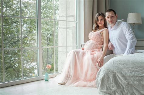 임신과 사람들 개념입니다 행복 한 남자와 그의 임신한 아내는 집에서 가족에 대한 스톡 사진 및 기타 이미지 가족 건강관리와 의술 건강한 생활방식 Istock