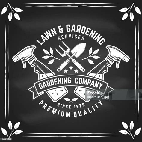 잔디밭 및 원예 서비스 엠블럼 라벨 배지 칠판의 로고 벡터 그림입니다 간판 패치 셔츠 디자인 손 정원 흙손 농업 포크 분무기