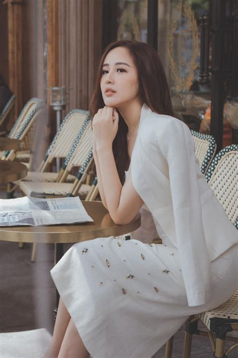 Hoa Hậu Mai Phương Thuý Bắt Trúng Hoa Cưới Vân Hugo Ai Dè Có Cách Xử