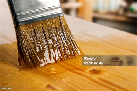 Photo Libre De Droit De Appliquer Du Vernis Sur Une Planche De Bois