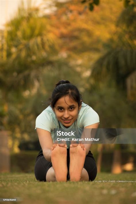 Remaja Gadis India Melakukan Yoga Di Taman Stok Gambar Foto Stok