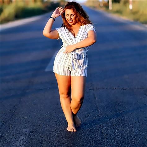 احلى 20 صورة بنات كيرفي بفساتين قصيرة اغراء واثارة الفن والجمال