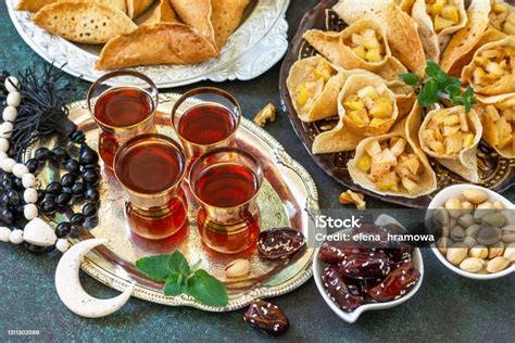 아랍 요리 라마단 카림 축제 이집트 동양 디저트라마단 메뉴 아라비아 팬케이크 카타예프와 날짜 피스타치오 0명에 대한 스톡 사진 및 기타 이미지 Istock