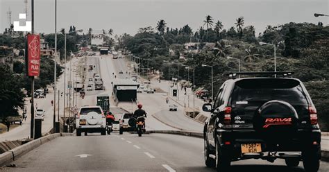 낮 동안 도로에 자동차 사진 Unsplash의 무료 회색 이미지