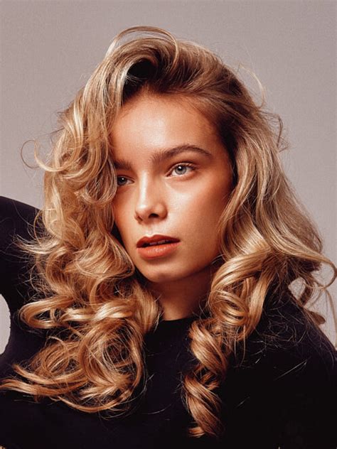 Mina Neighbour Amck Dance