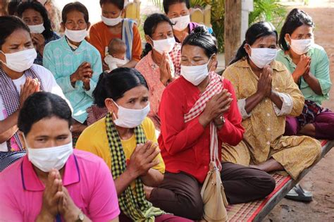 លោកស្រី ហ៊ុន ម៉ាណា អញ្ជើញ នាំយកទេយ្យវត្ថុប្រគេនដល់វត្តទួលសំបុកគ្រៀល