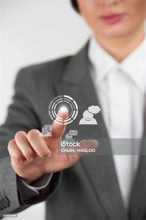 비즈니스 여자 자신의 손가락으로 가리키는 가상 웹 인터페이스 아이콘 2015년에 대한 스톡 사진 및 기타 이미지 2015년