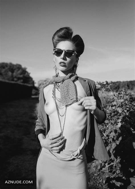 Maria Maltseva Undresses In The Park To Show Her Tits And Ass To