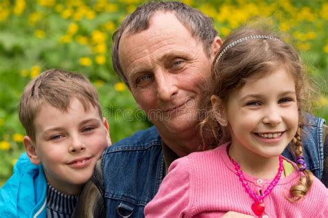 Nonno Con La Nipote Sull Autunno Fotografia Stock Immagine Di Nipote Mano