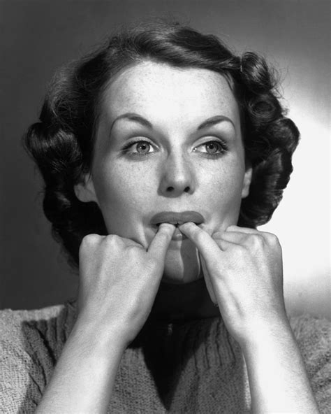 Женщина с волосами в локонах —