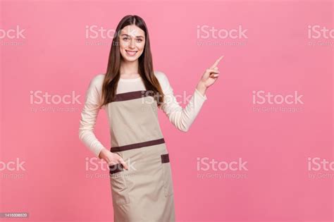 핑크 파스텔 색상 배경 위에 고립 된 복사 공간 광고를 보여주는 매력적인 쾌활한 소녀 매니저 판매자의 초상화 바리스타에 대한 스톡 사진 및 기타 이미지 Istock