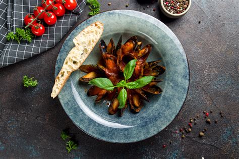 푸른 접시에 토마토 소스에 홍합과 어두운 돌 테이블 꼭대기에 바질이 있습니다 0명에 대한 스톡 사진 및 기타 이미지 0명 갑각류 건강한 생활방식 Istock