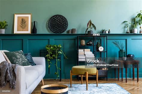 회색 소파 디자인 Pouf 커피 테이블 Shlef 바구니 카펫과 우아한 개인 액세서리와 거실의 인테리어 디자인 녹색 나무 패널입니다 현대적인 홈 장식 포스터 프레임 템플릿