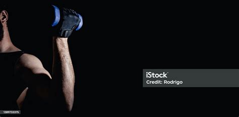 아령으로 근육과 근력 운동을 연습하는 청년 고강도 피트니스 공간을 복사합니다 선택적 초점 강사에 대한 스톡 사진 및 기타 이미지