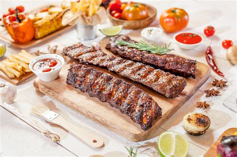 매운 뜨거운 갈비 구이 바베 큐 칩 옥수수와 오래 된 나무 절단 보드에 신선한 토마토를 곁들인 여름에서 0명에 대한 스톡 사진 및 기타 이미지 Istock