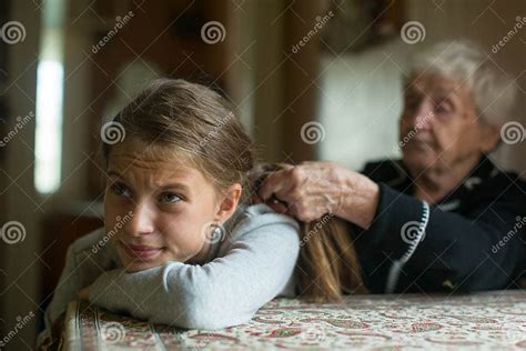 Oude Oma Breidt De Kleindochter Van Een Meisje Haar Lange Haar Uit