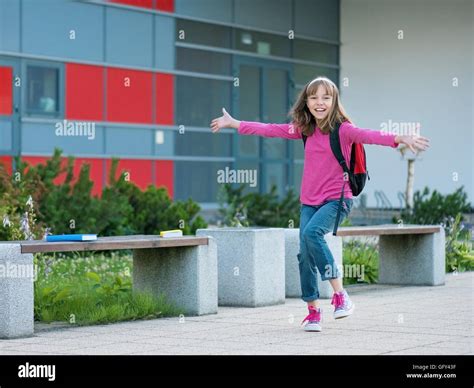 Kind Mit Rucksack Fotos Und Bildmaterial In Hoher Auflösung Alamy