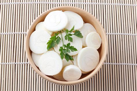 소박한 나무 테이블 위에 세라믹 그릇에 얇게 썬 야자 하트 팔메토 샐러드 야자 새 순에 대한 스톡 사진 및 기타 이미지 야자 새 순 자연 0명 Istock