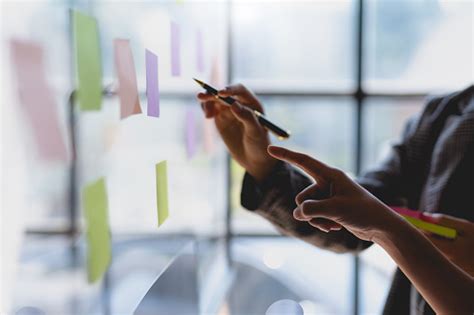 팀 비즈니스맨 글쓰기 계획 및 브레인스토밍 사무실 유리 벽에 포스트잇 붙이기 접착식 메모지에 대한 스톡 사진 및 기타 이미지 접착식 메모지 브레인스토밍 모임 Istock