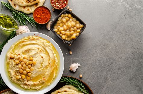 후무스는 병아리콩 올리브 오일 녹색 고수 잎을 돌 테이블에 얹고 피타 빵과 향신료를 따로 얹었습니다 플랫 레이 건강한 식생활에 대한 스톡 사진 및 기타 이미지 Istock