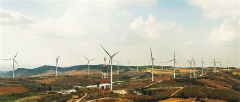 깨끗한 천연 전기를 생산하기 위해 높은 산에 위치한 풍력 터빈의 드론에서 조감도 0명에 대한 스톡 사진 및 기타 이미지 0명 개발 녹색 기술 Istock