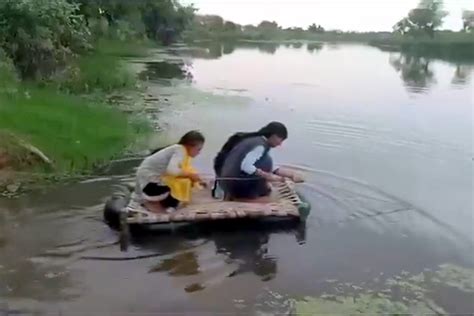 स्कूल जाने का देशी जुगाड़… चारपाई को ट्यूब पर बांध करते नदी पार देखें
