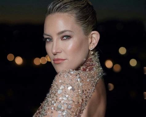 H Kate Hudson πιο καλοκαιρινή από πότε ποζάρει Topless δίπλα στην