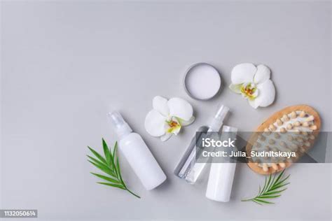 마사지 브러시 난초 꽃 및 화장품과 스파 미용 치료 및 웰빙 배경 평면도와 평평한 누워 건강관리와 의술에 대한 스톡 사진 및 기타 이미지 Istock