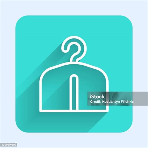 긴 그림자 배경으로 격리 된 화이트 라인 행거 옷장 아이콘 망토룸 아이콘입니다 의류 서비스 기호 세탁 걸이 표지판 녹색 정사각형 버튼입니다 벡터 0명에 대한 스톡 벡터 아트
