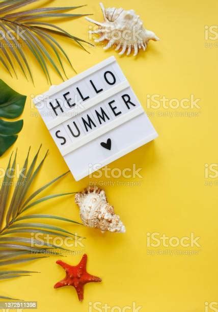 텍스트 안녕하세요 여름 라이트 박스 컬러 배경 여름 휴가 컨셉에 여행 액세서리 아이템 맨 위 보기입니다 공간을 복사합니다 0명에 대한 스톡 사진 및 기타 이미지 Istock