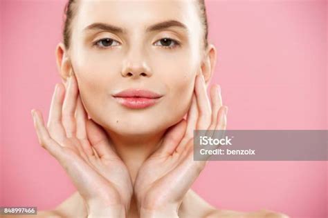 뷰티 개념신선한 깨끗 한 피부와 아름 다운 여자는 핑크 스튜디오에 닫습니다 스킨 케어 얼굴입니다 화장품입니다 갈색 머리에 대한 스톡 사진 및 기타 이미지 Istock