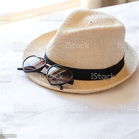 해변 여름 액세서리입니다 하트 모양선글라스 세련된 니트 밀짚 모자 흰색 수건 최소한의 여름 개념 플랫 레이 공간을 복사합니다 맨 위 보기 여름 휴가 배경 휴가 항목 0명에