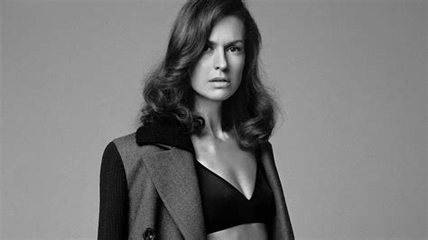 Η Τζίνα Αλιμόνου με μαύρο ολόσωμο μαγιό και χωρίς μακιγιάζ στην μπανιέρα της