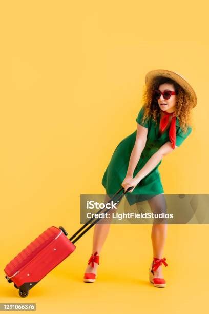 밀짚 모자 선글라스 노란색으로 짐을 당기는 드레스를 입은 여성의 전체 길이 20 24세에 대한 스톡 사진 및 기타 이미지 20 24세 곱슬 머리 노란색 배경 Istock