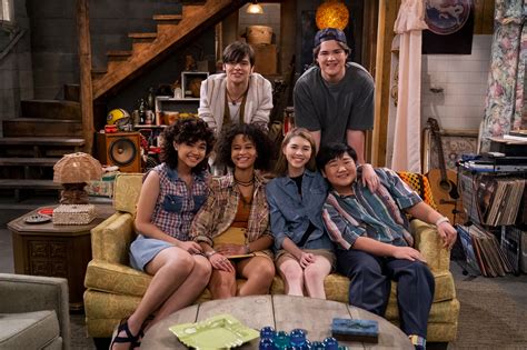 That 90s Show Cast Discuss Netflix Series Popsugar Entertainment