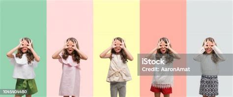 눈을 밖으로 손가락을 통해 보고 혀를 집어 넣는 쌍안경 같은 제스처를 확인 하 고 다른 의상을 입고 갈색 히스패닉계 여자 콜라주 미친 식입니다 갈색 머리에 대한 스톡 사진