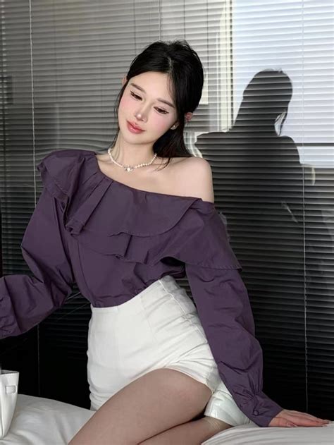 블롱뮤 페미닌 퍼플 오프 숄더 블라우스 언발 원 숄더 롱 슬리브 얇은 긴팔 청순 여리 하늘하늘 보라 러블리 티어드 프릴 셔링