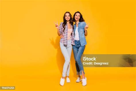 전체 길이 바디 사이즈 사진 보기 매력적인 귀여운 여자 친구의 친절 한 사람 자유 시간 V징후 흥분을 즐길 주말 여름 고립 된 데님 격자 무늬 의류 노란색 배경에 사람들에